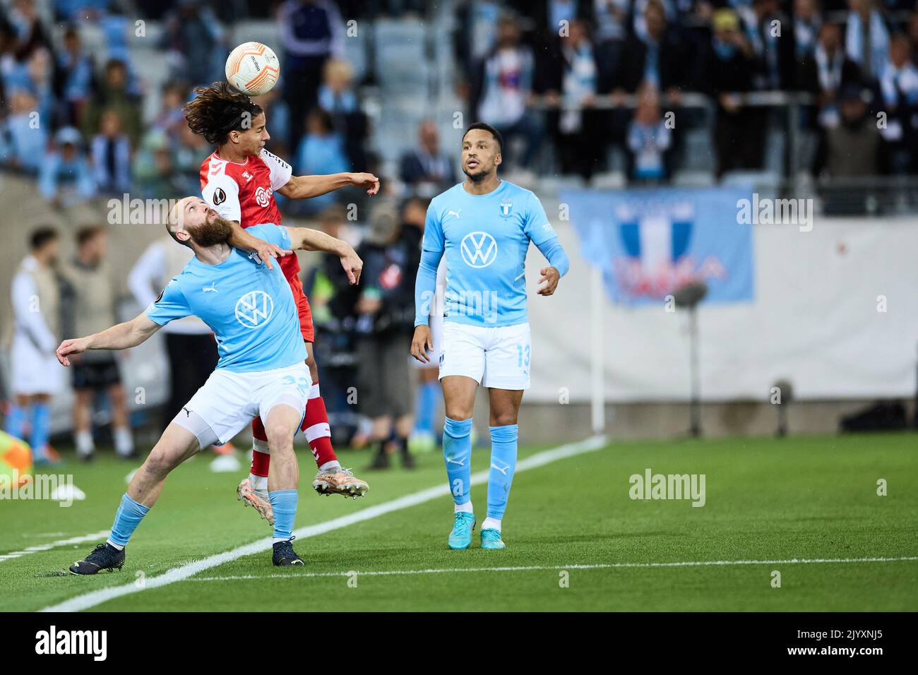 Jo Inge Berget von Malmo und Diego Lainez von Braga während des ...