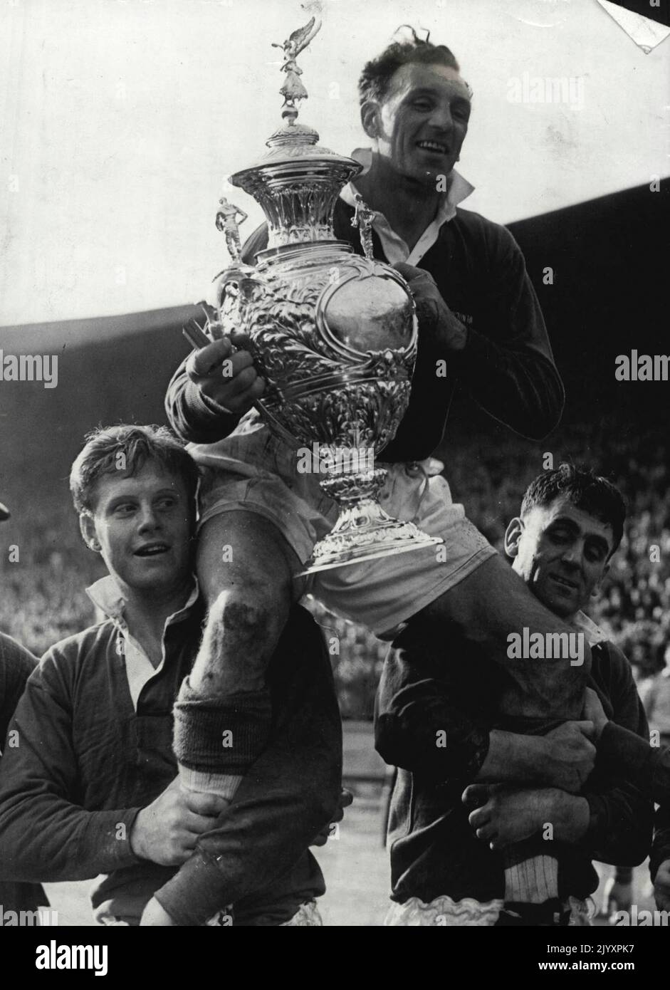 April 1952 . . Gus Risman wird vom Feld geleitet, das andere sein Team ...