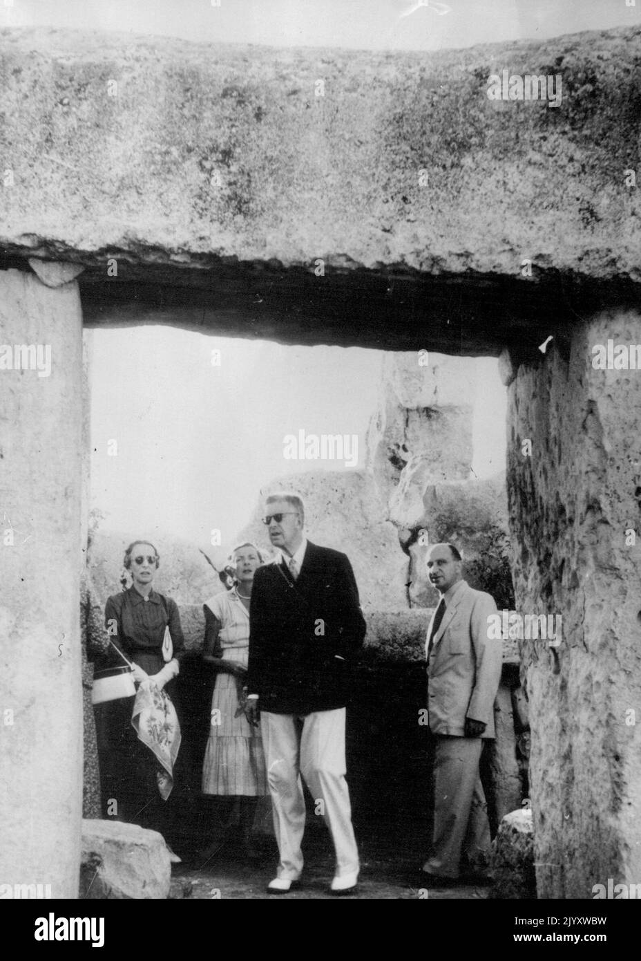 König Gustav Adolf von Schweden, ein begeisterter Archäologe, mit ...