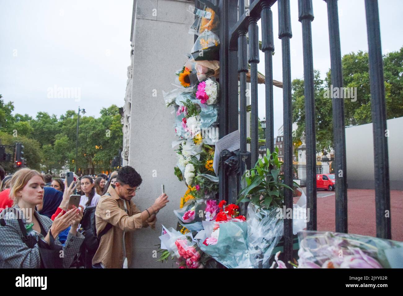 Queen elizabeth trauernde -Fotos und -Bildmaterial in hoher Auflösung – Alamy
