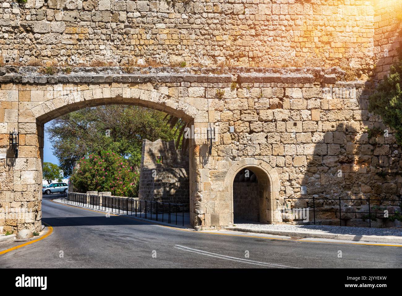 Mittelalterliche Bogenstraße in der Altstadt von Rhodos, Griechenland ...
