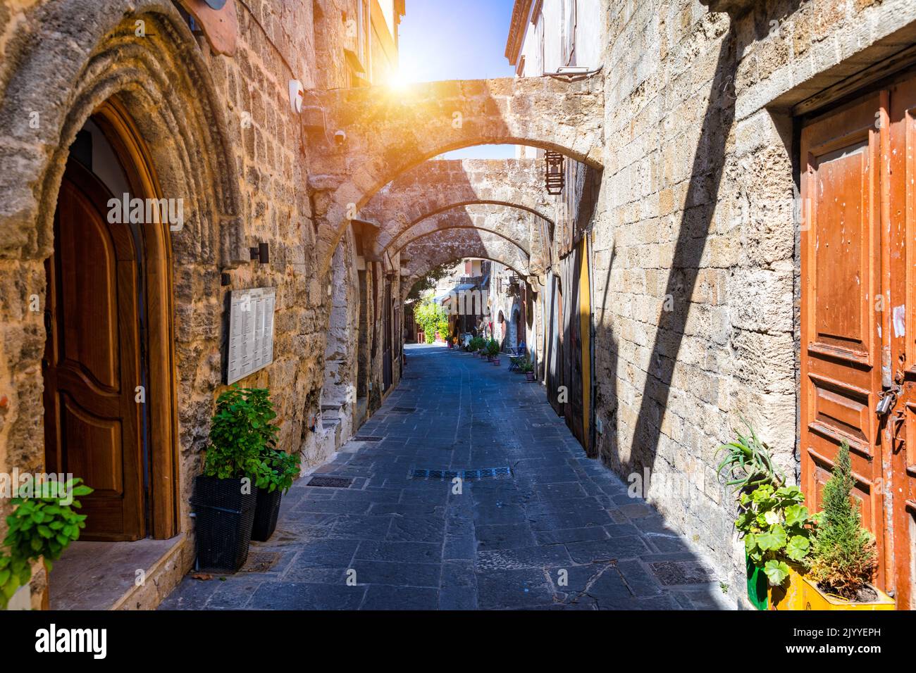 Mittelalterliche Bogenstraße in der Altstadt von Rhodos, Griechenland ...