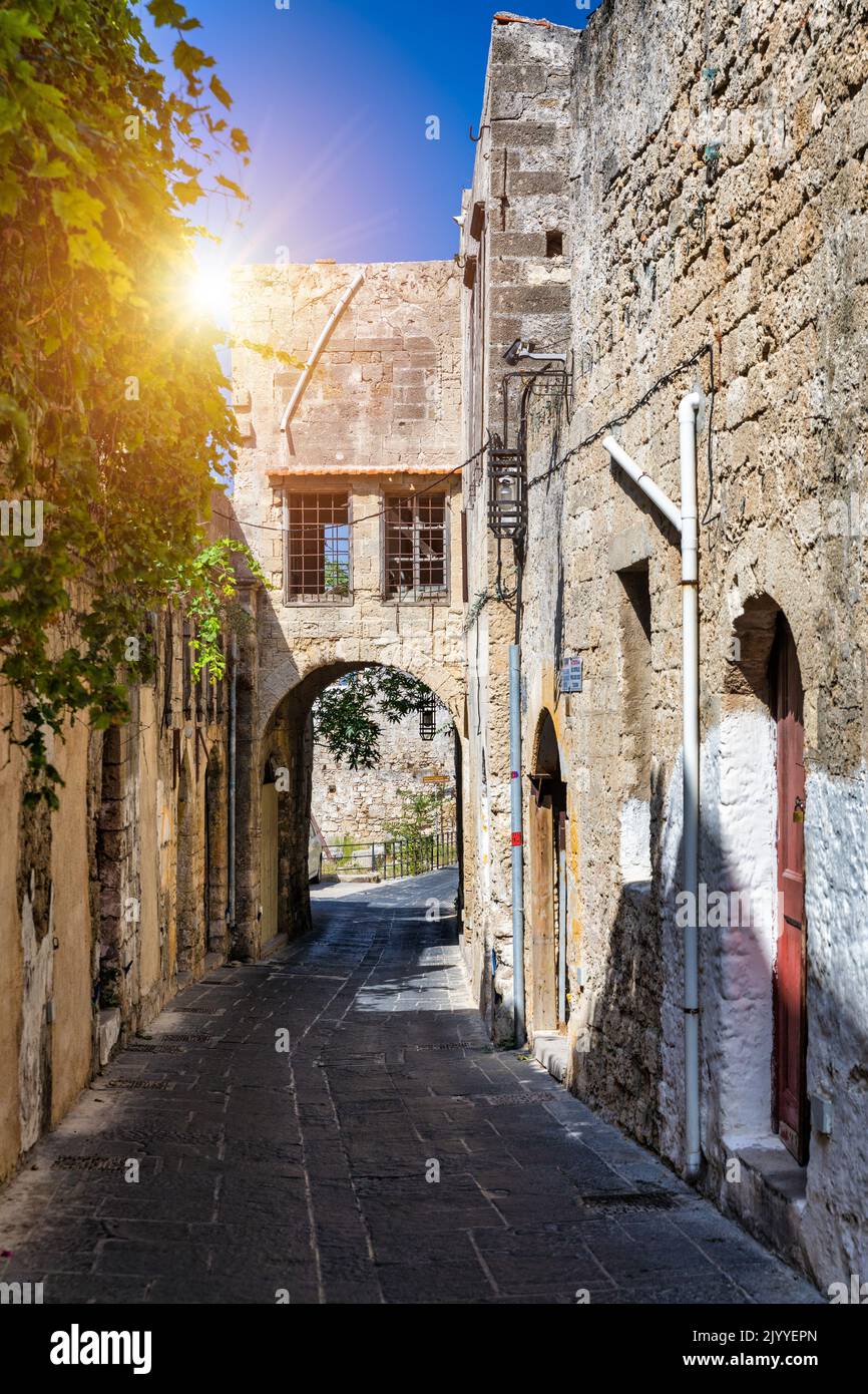 Mittelalterliche Bogenstraße in der Altstadt von Rhodos, Griechenland ...
