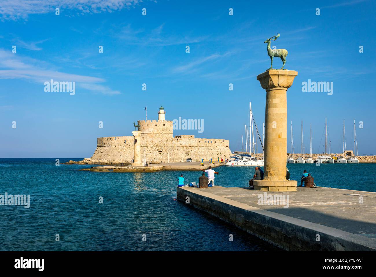 Mandraki Hafen mit Hirschstatue, wo der Koloss stand und Festung des ...