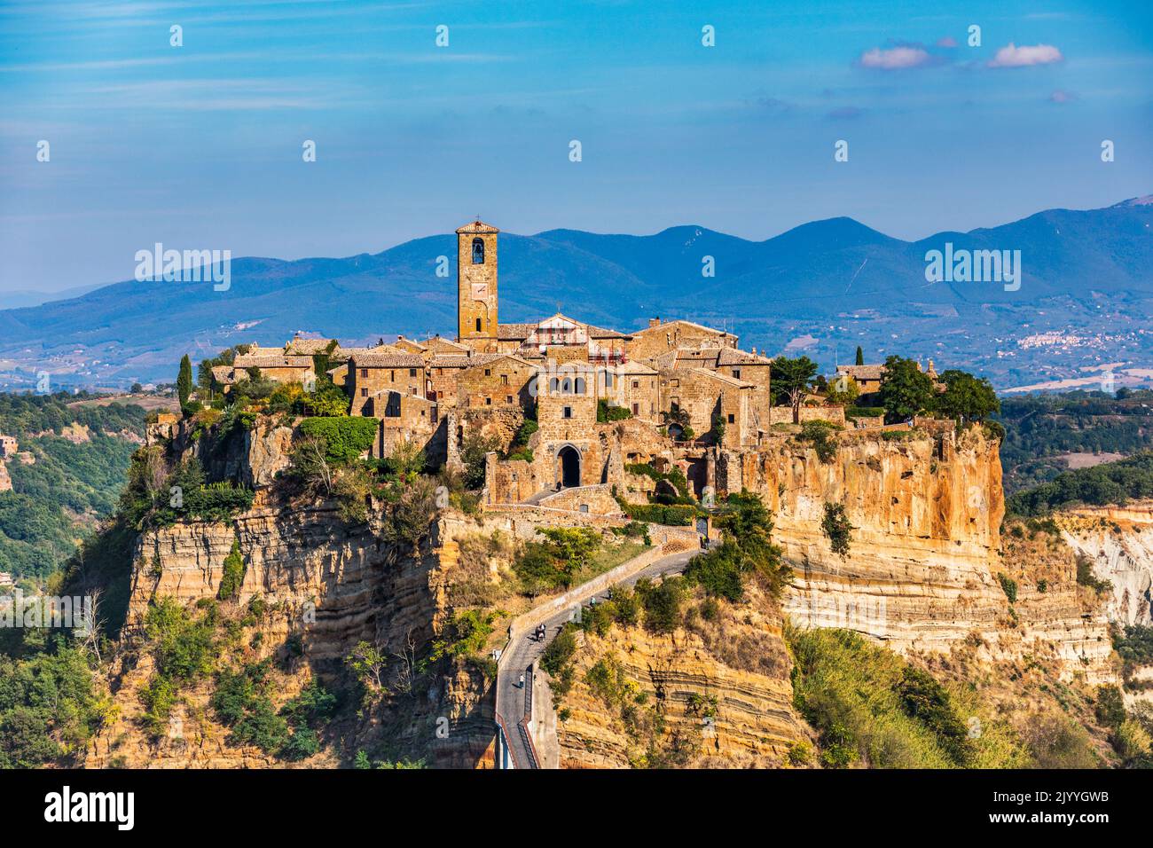 Die berühmte Civita di Bagnoregio an einem sonnigen Tag. Provinz ...