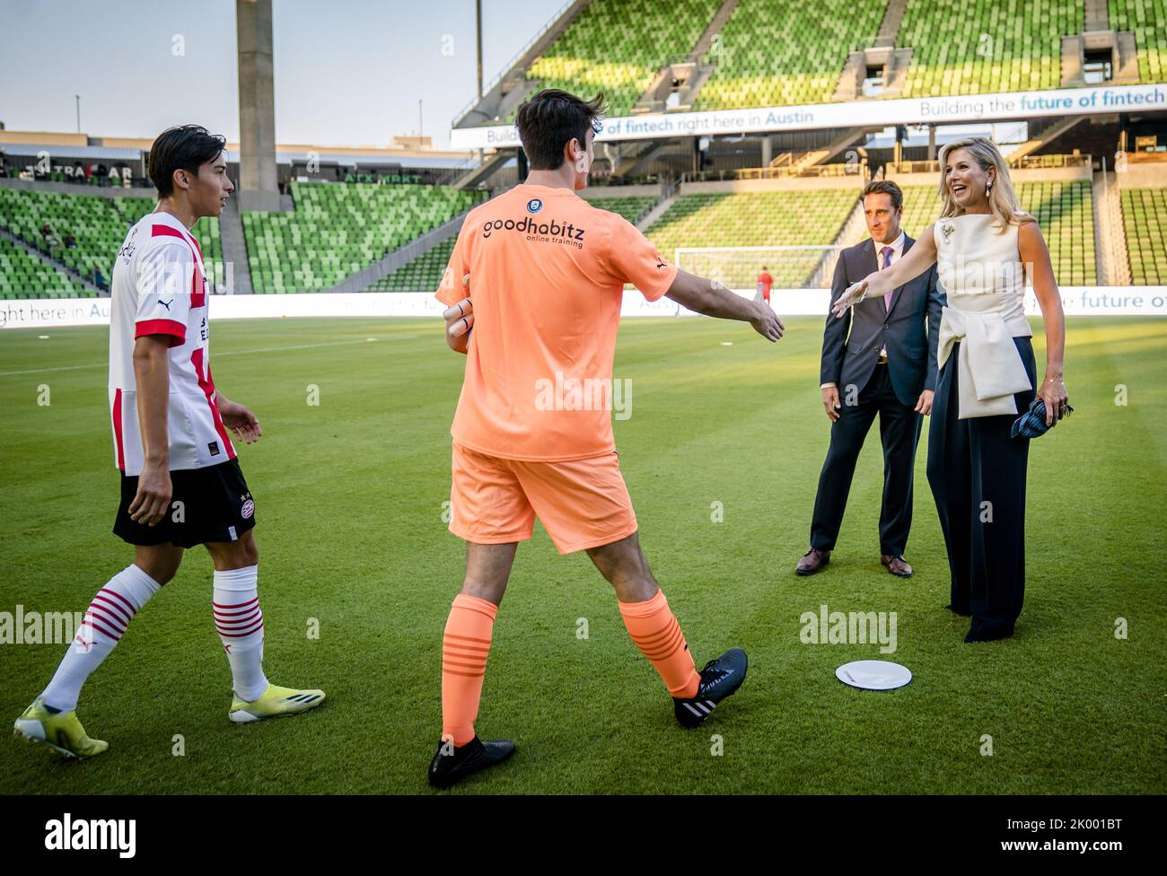 2022-09-08 19:19:12 AUSTIN - Queen Maxima wird um das Austin FC Stadion ...