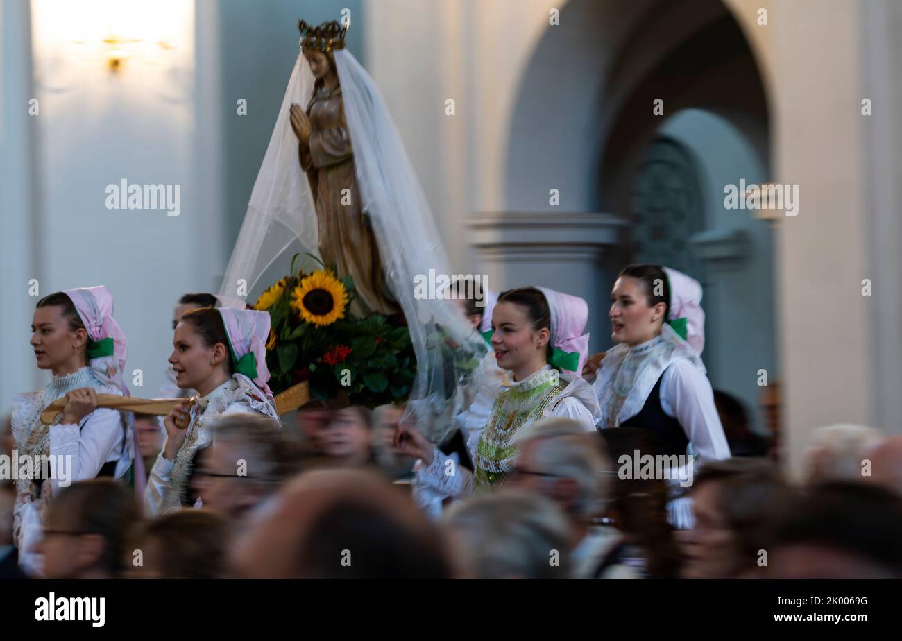 Rosenthal, Deutschland. 08. September 2022. Druzhkas, Mädchen in Sorben-Festkostümen, tragen die ...