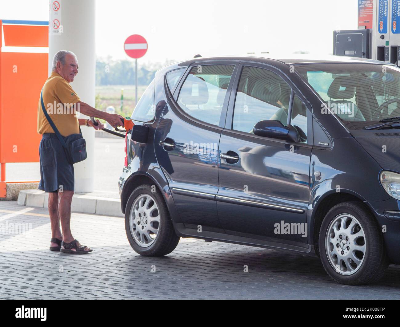 Lkw fahrer beim tanken -Fotos und -Bildmaterial in hoher Auflösung – Alamy