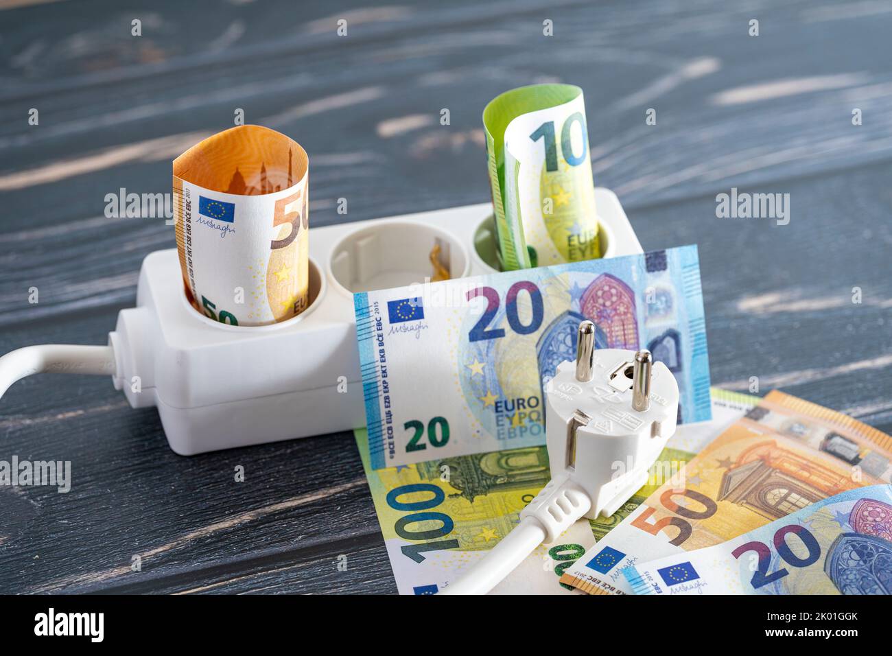 3. September 2022: Stromstreifen Und Stromstecker Mit Euro-Banknoten ...