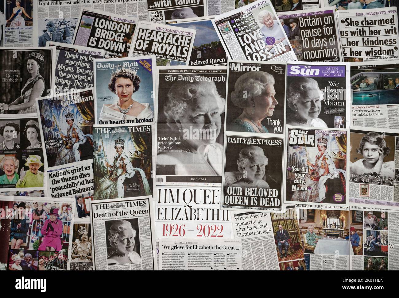 London, England - 09. September 2022: Zeitungen berichten auf den ...
