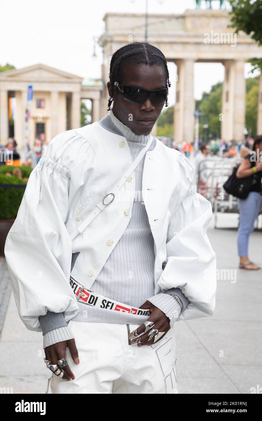 Marvin Appiah Korang bei der Anja Gockel Fashion Show S23 'Move On' auf ...