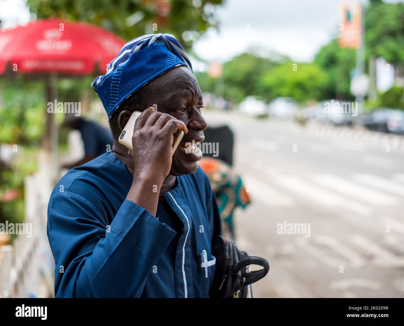 Ein älterer Mann, der nach dem Tod der britischen Königin Elizabeth II. In Lagos, Nigeria, am 09 ...