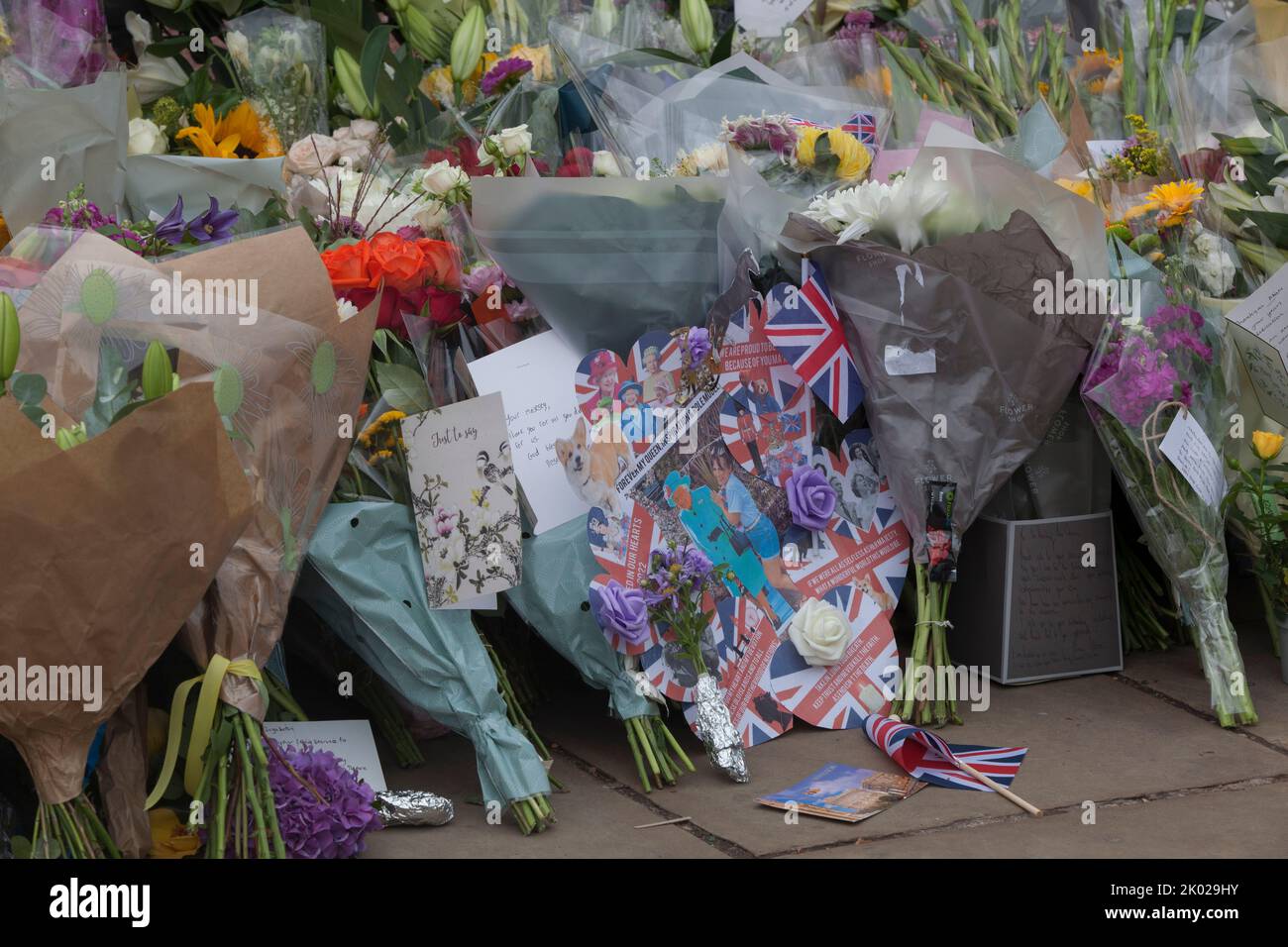 Am Buckingham Palace versammeln sich Menschenmengen, um Blumen zu legen ...