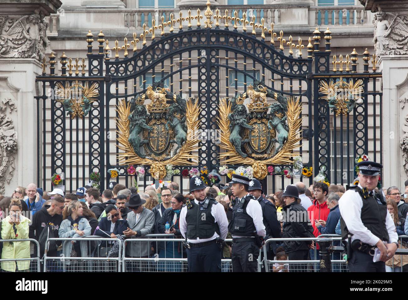 Am Buckingham Palace versammeln sich Menschenmengen, um Blumen zu legen ...