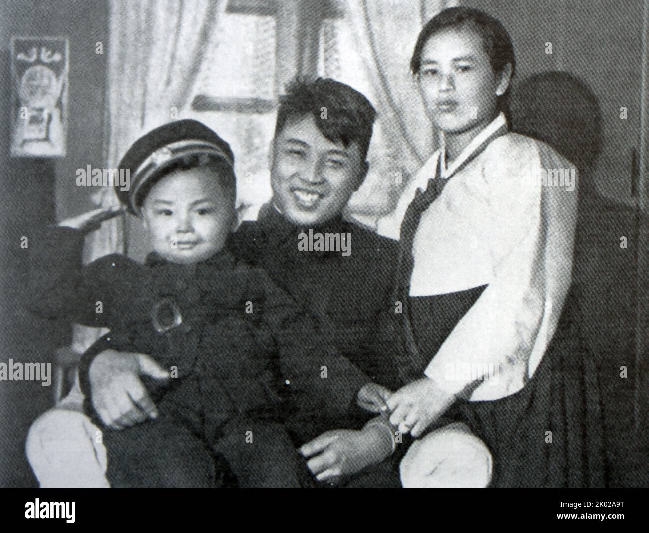 Kim Il Sung posiert mit seiner ersten Frau Kim Jong Suk und seinem Sohn Kim Jong Il im Jahr 1947 ...