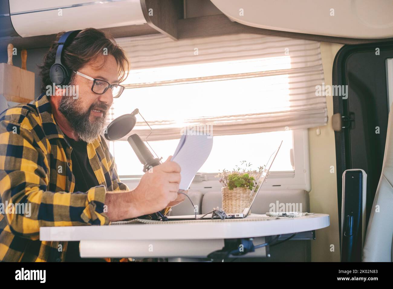 Moderne Online-Arbeit im alternativen Büroleben. Der Reisende nutzt für ...