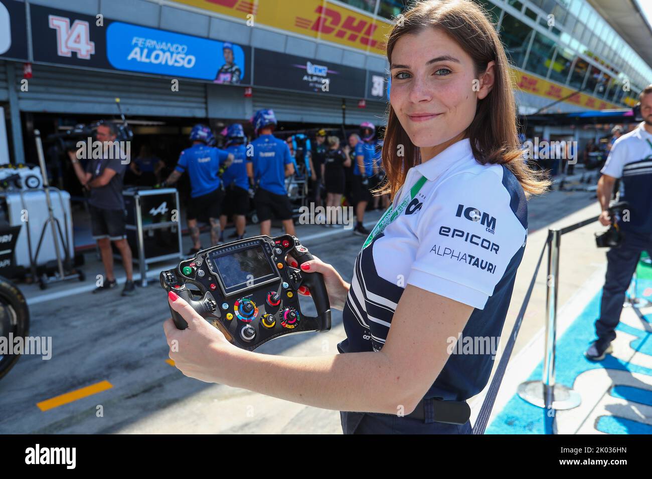 Das Mädchen vom Alpha Tauri Team zeigt das Lenkrad während DER FORMEL 1 ...