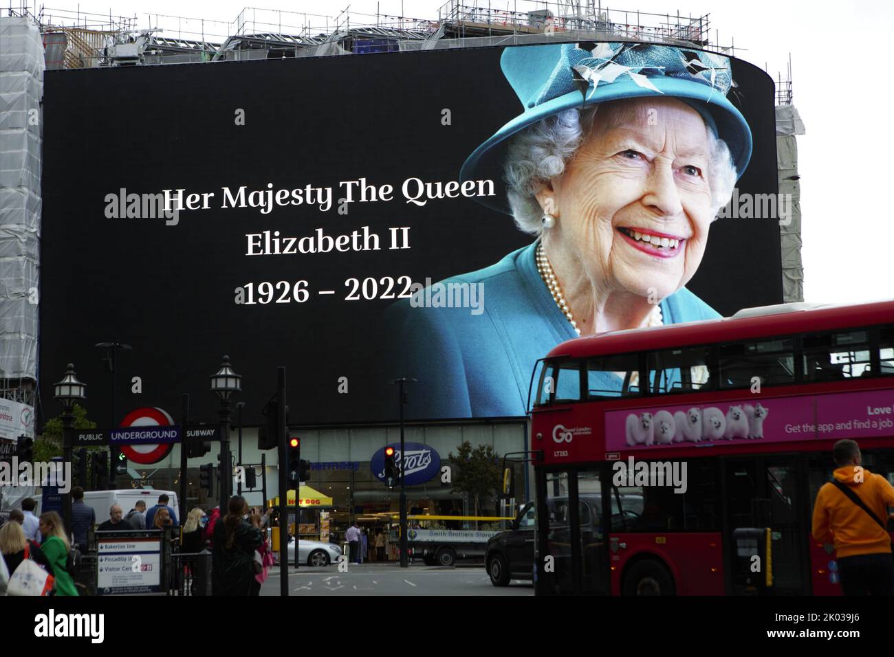 Piccadilly Circus Plakatwand trägt ein Queen Elizabeth II Bild. Das ...