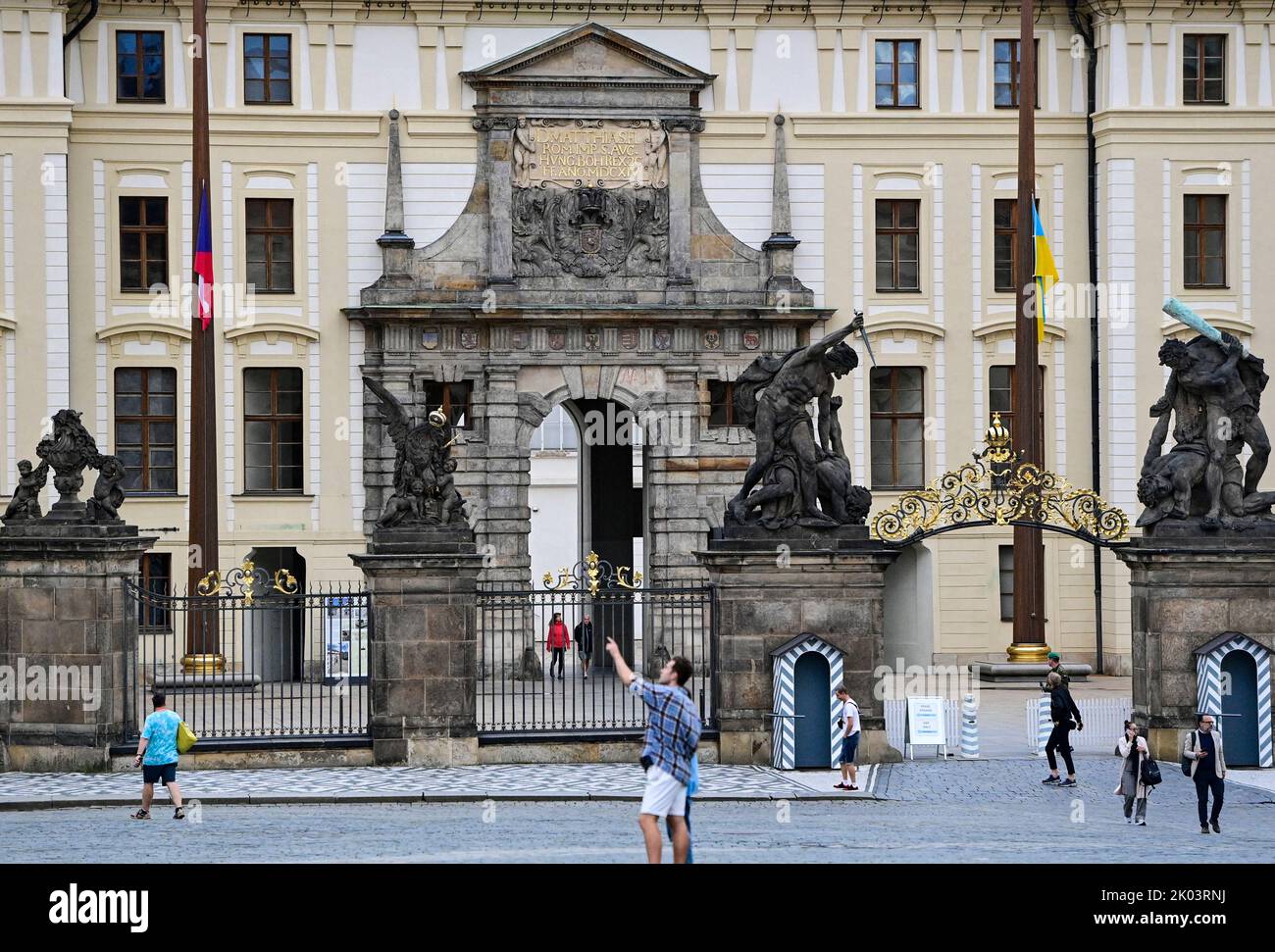 Prag, Tschechische Republik. 09. September 2022. Die Flaggen auf der ...