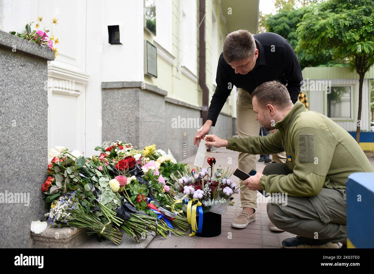 KIEW, UKRAINE - 9. SEPTEMBER 2022 - Männer hinterlassen eine Karte vor ...