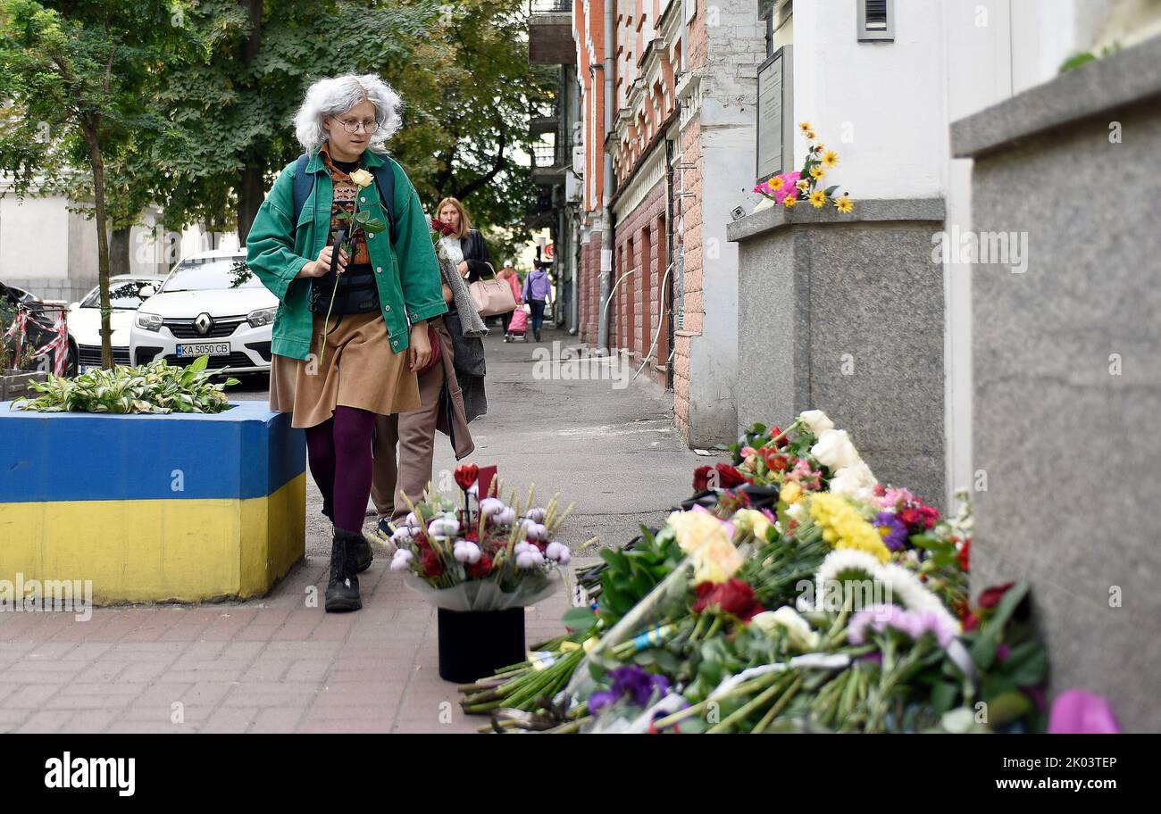KIEW, UKRAINE - 9. SEPTEMBER 2022 - Menschen bringen Blumen zur ...