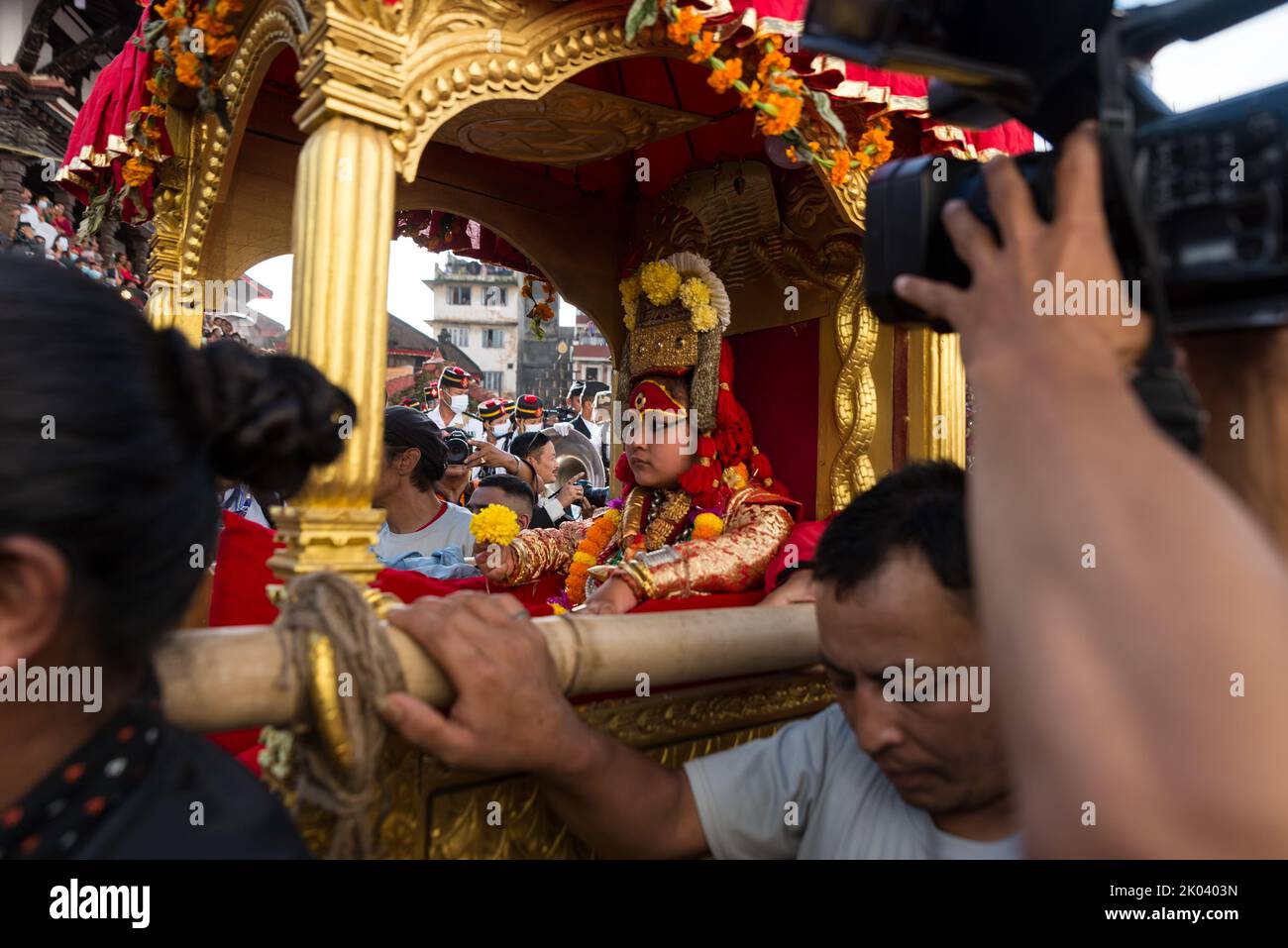 Anhänger ziehen den Wagen der lebenden Göttin Kumari Nepals während des ...