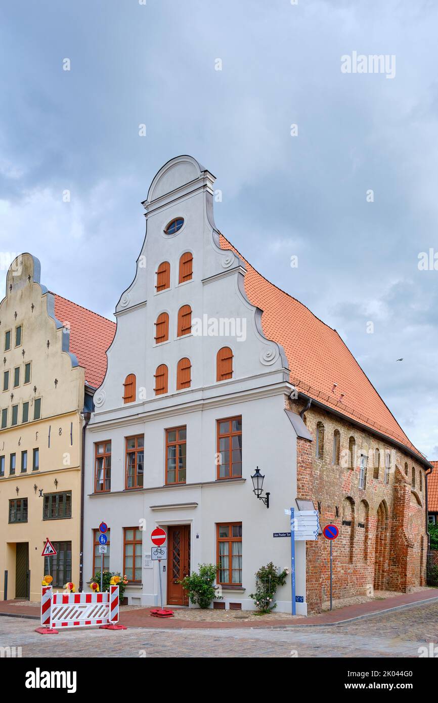 Schiefe barocke Giebelhaus und ehemalige Lagerhalle, denkmalgeschütztes ...