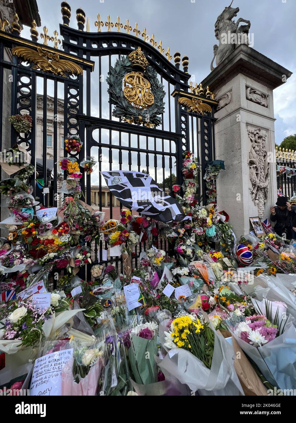 Trauernde vor den toren des buckingham palace -Fotos und -Bildmaterial ...