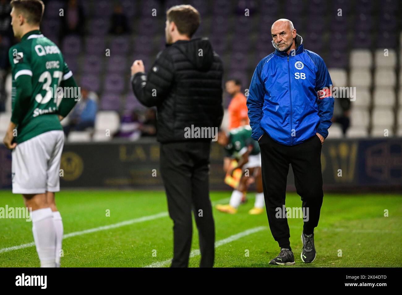 Lommels Cheftrainer Steve Bould wurde während eines Fußballmatches ...