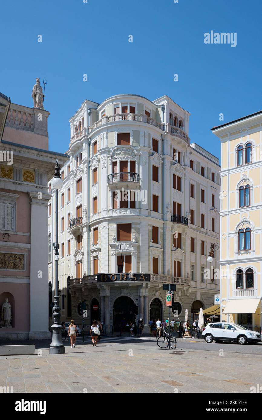 Triest, Italien - 26. Juli 2022: Palazzo Della Borsa Nuova In Triest ...
