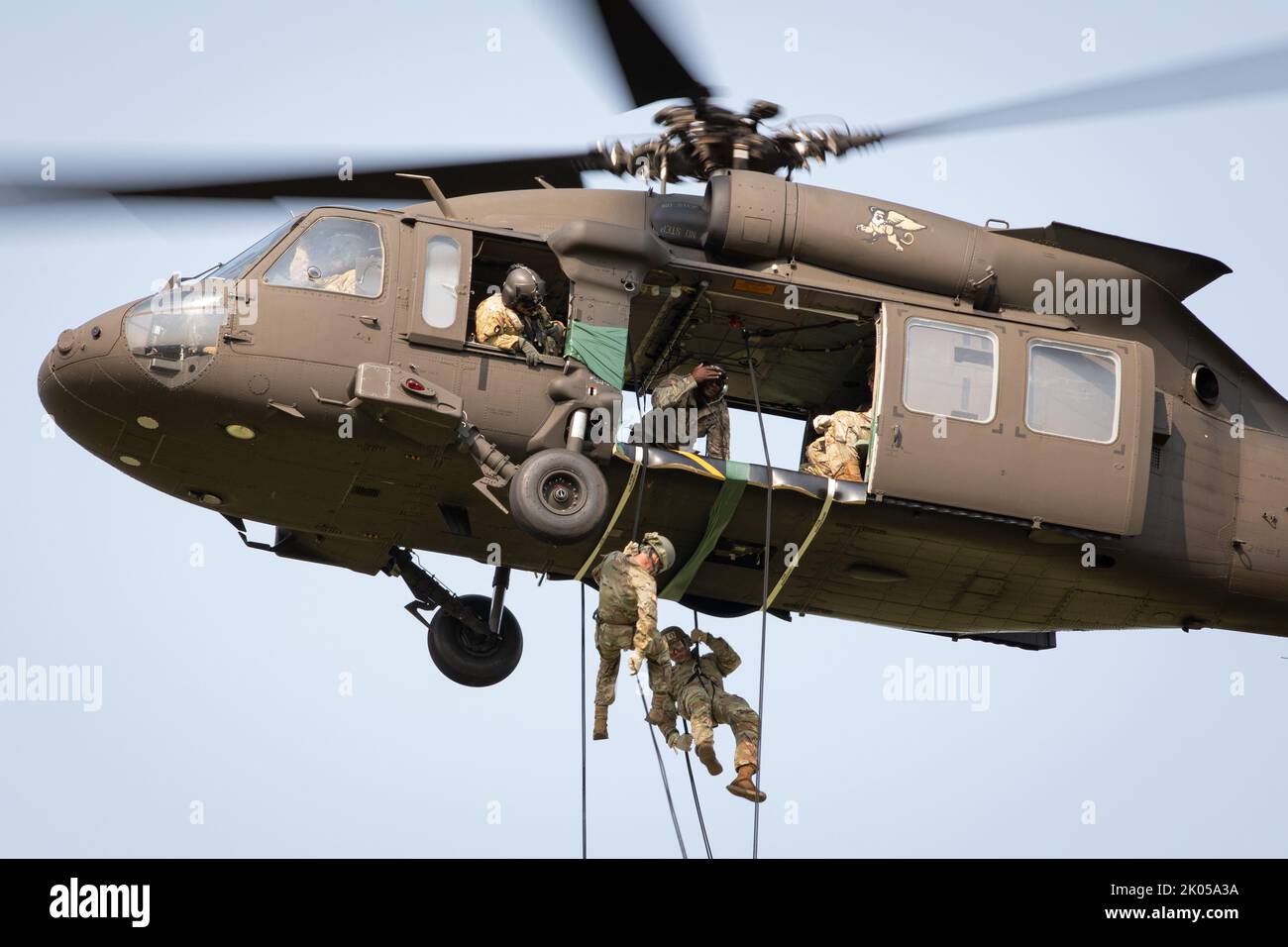Soldaten der US-Armee führen am 8. September 2022 Abseilen von einem UH ...