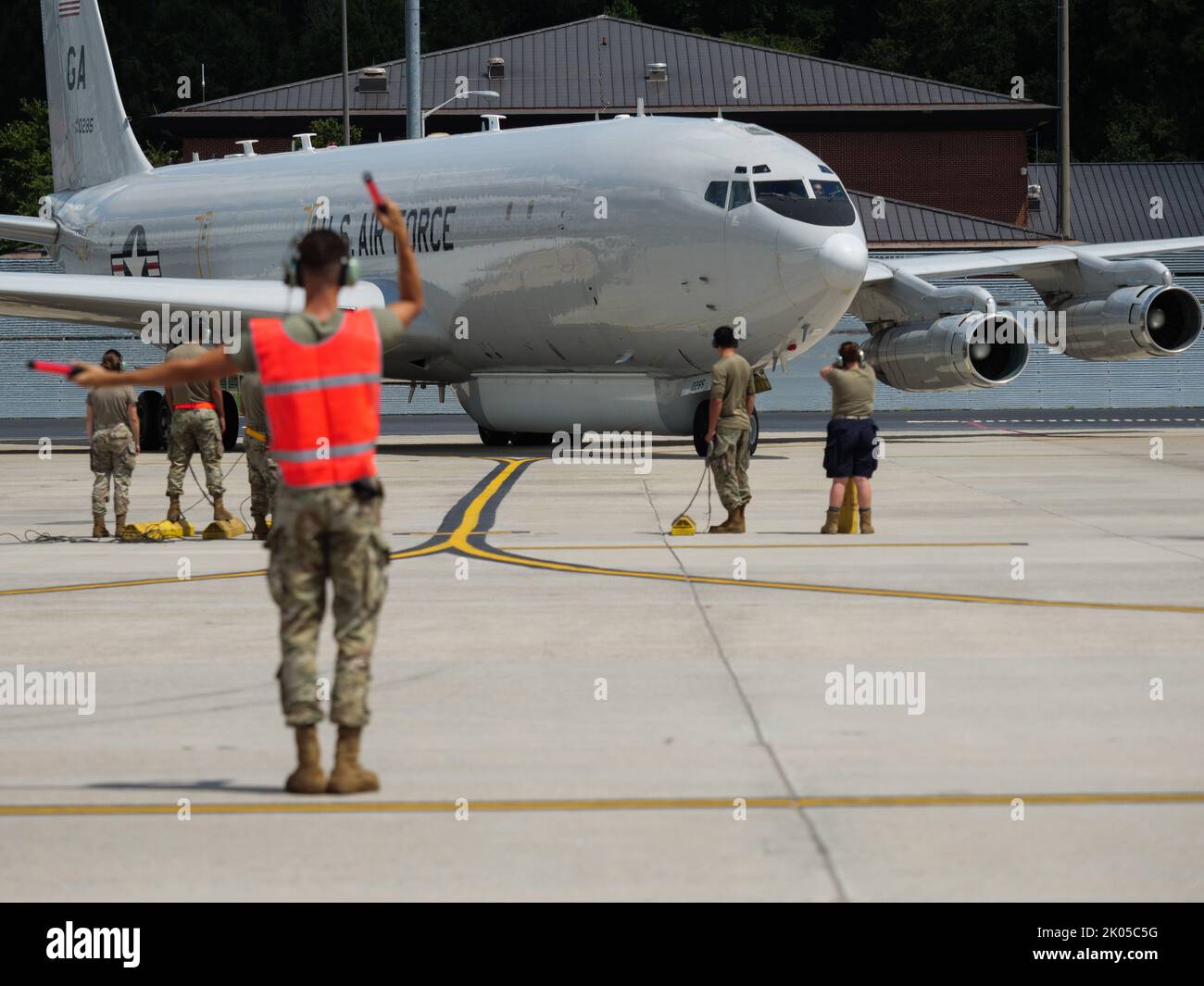Ein E-8C Joint STARS, der von einer Luftbesatzung des 116. Airborne ...