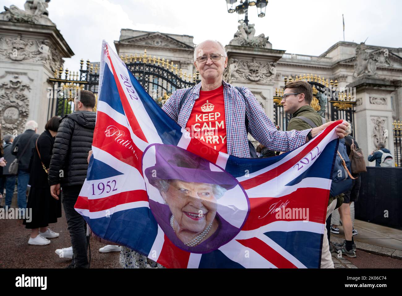Jonathan Fitter aus London vor dem Buckingham Palace, um Königin ...
