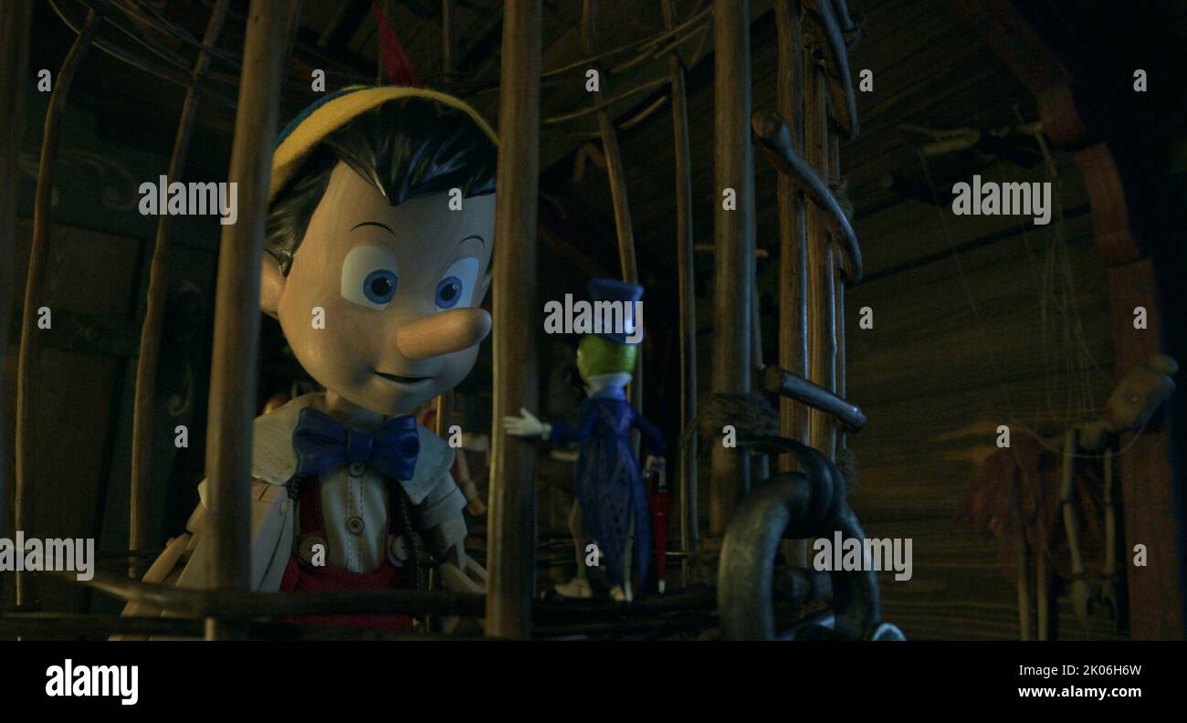 PINOCCHIO, von links: Von links: Pinocchio (Stimme: Benjamin Evan Ainsworth), Jiminy Cricket ...