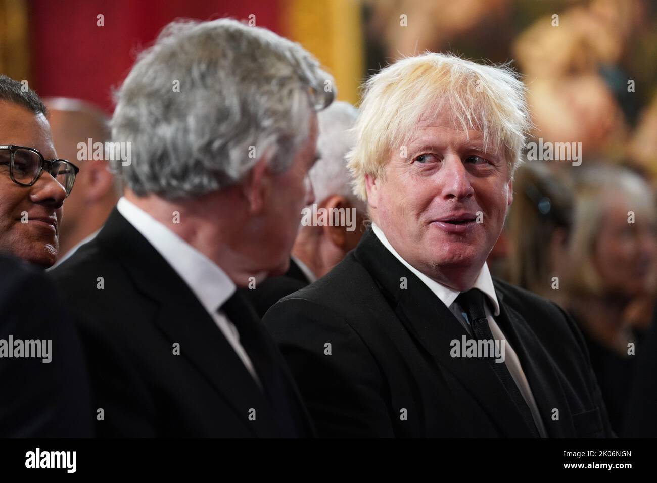 Die ehemaligen Premierminister Gordon Brown (links) und Boris Johnson während der Zeremonie des ...