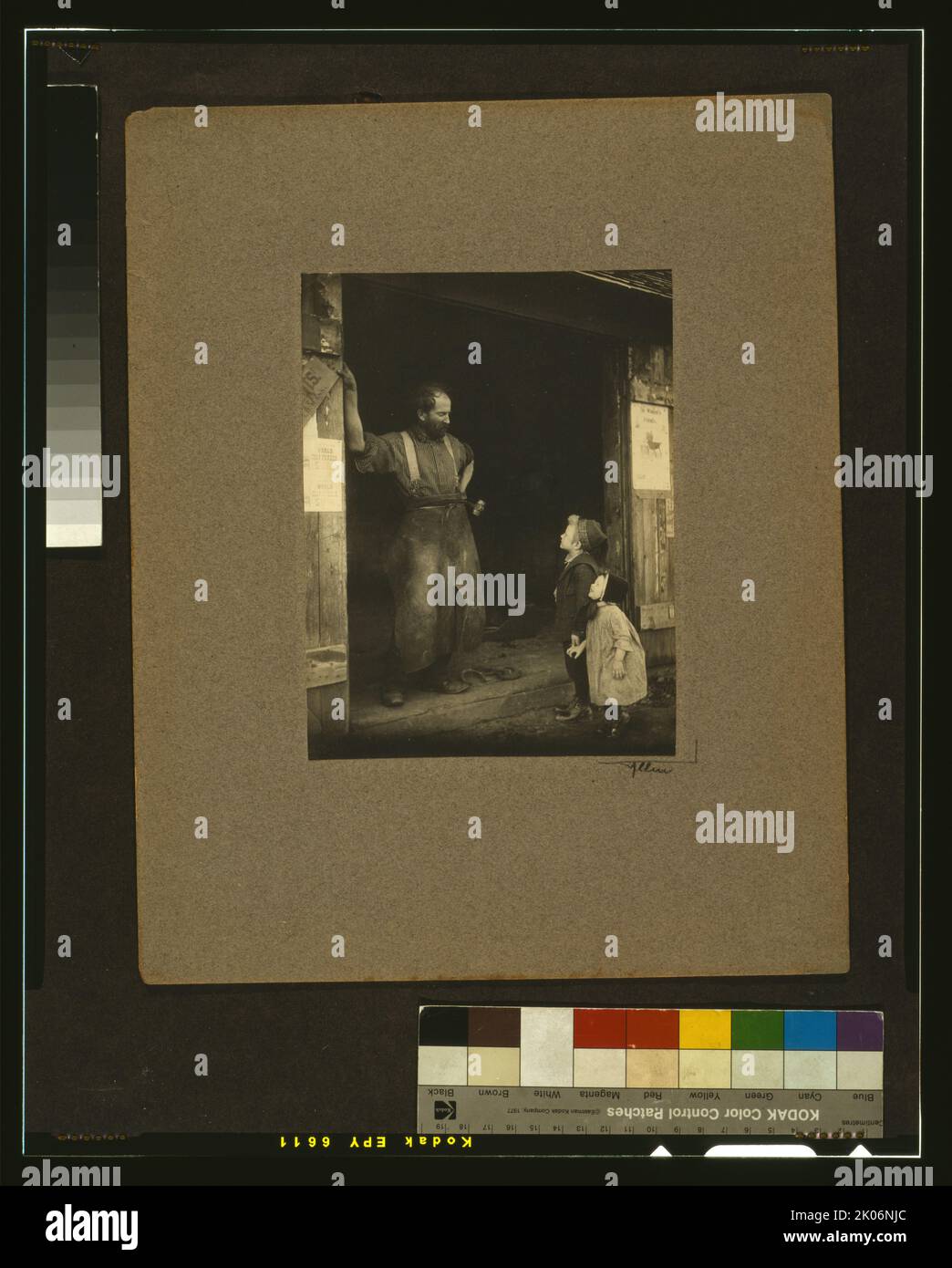 Ein "Riss" mit dem Schmied, c1900. Foto zeigt zwei Kinder sprechen ...