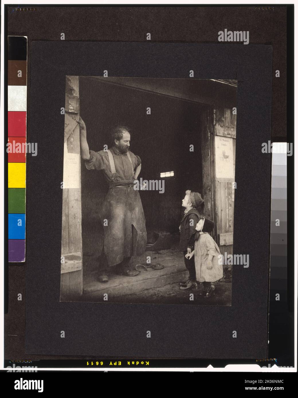 Ein "Riss" mit dem Schmied, c1900. Foto zeigt zwei Kinder sprechen ...