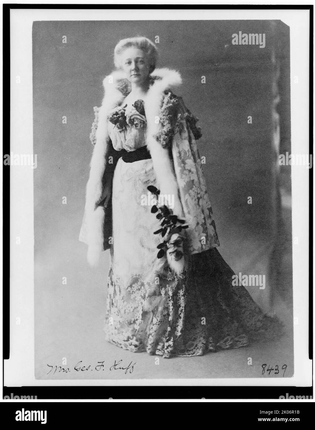 Frau w burrell frau w burrell Schwarzweiß-Stockfotos und -bilder - Alamy