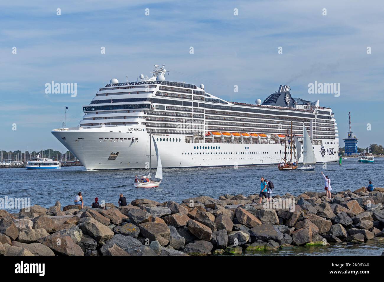 Hanse sail warnemünde kreuzfahrtschiff -Fotos und -Bildmaterial in ...