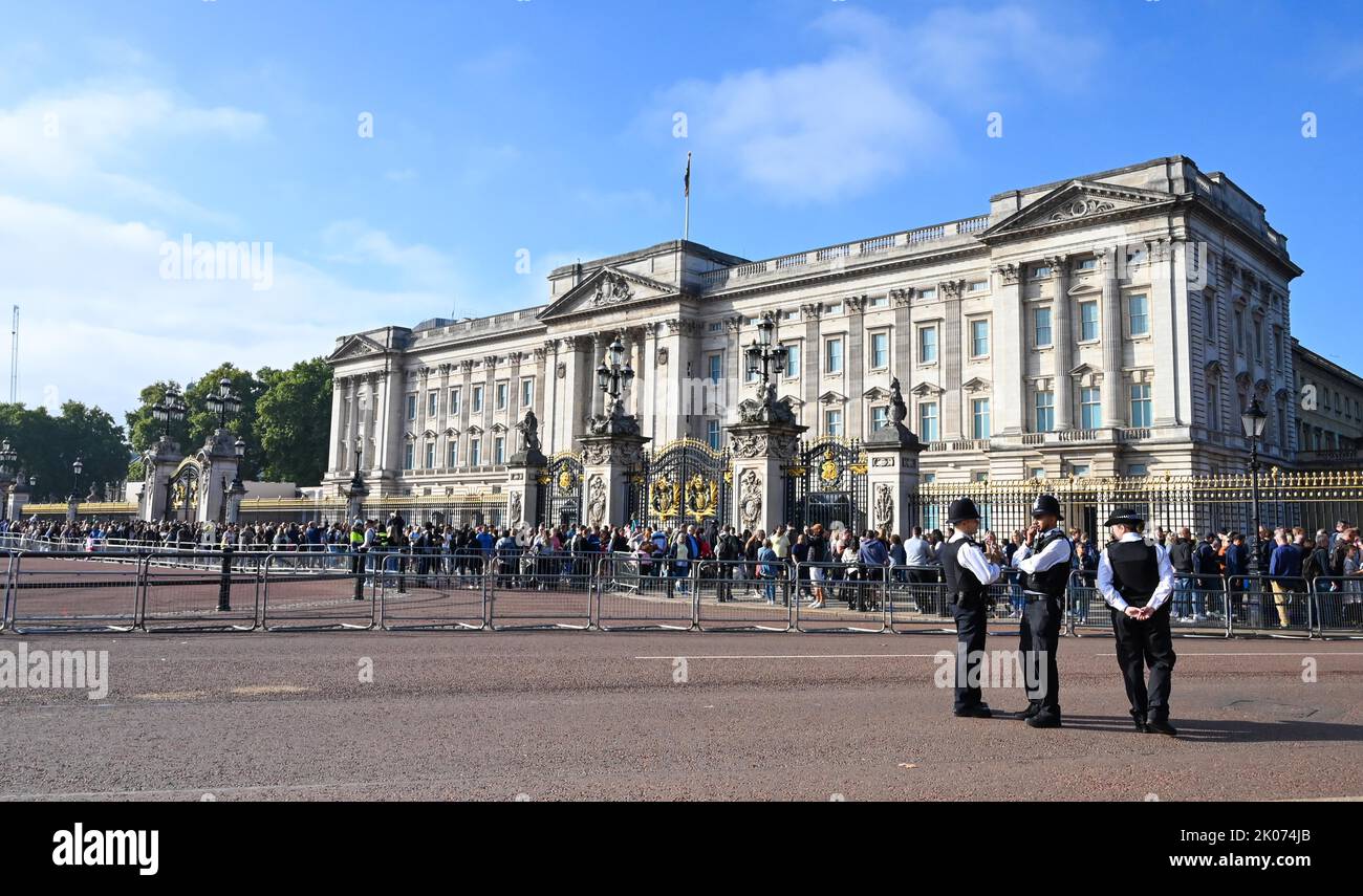 Sehen sie die britische königin elizabeth ii außerhalb des buckingham ...