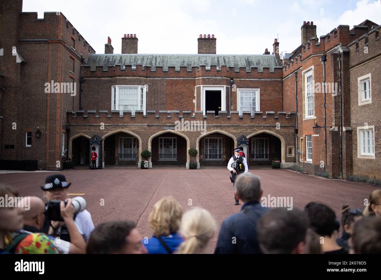 Nach der Hauptproklamation vom Balkon mit Blick auf den Friary Court ...