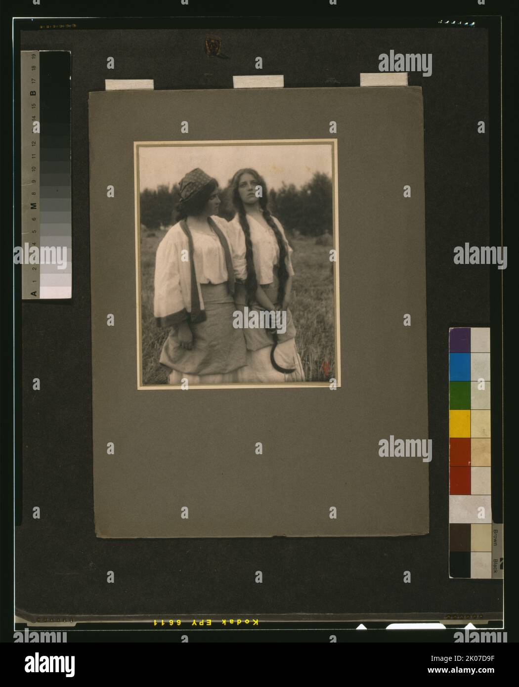Das Lied der Wieselerche , c1900. Das Foto zeigt zwei junge Frauen, die ...