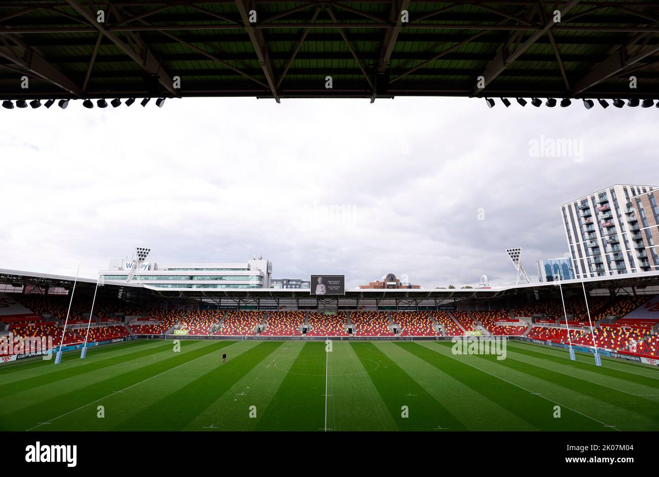 Eine Hommage im GTECH Community Stadium, Brentford, nach dem Tod von ...