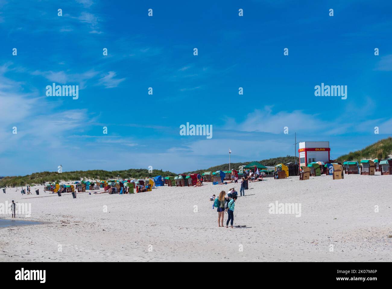 Helgoland Düne, DLRG, Strand, Liegestühle, Urlauber, Nordsee, Sommer ...
