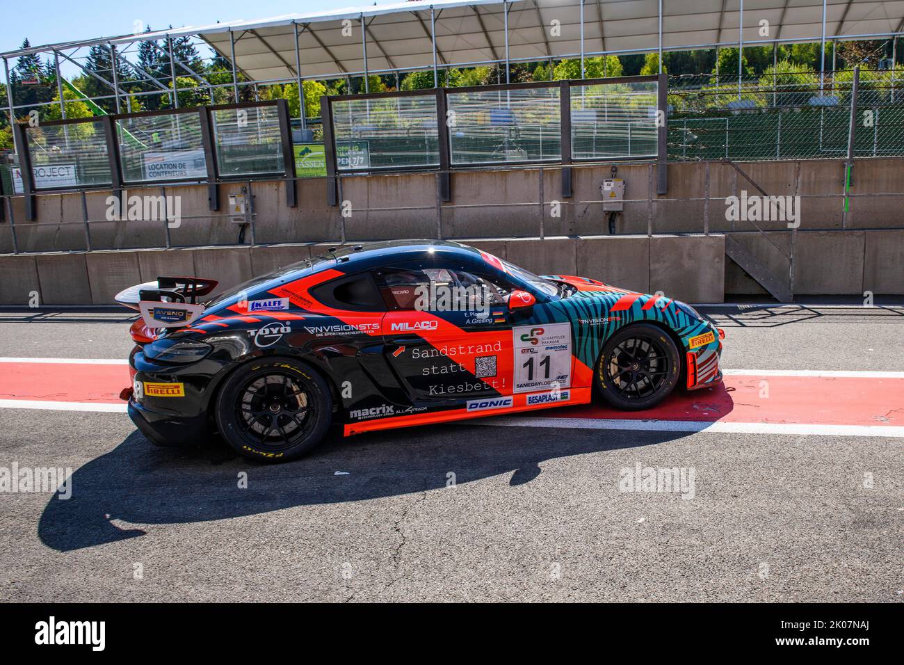Der Rennwagen Porsche Cayman GT4 Clubsport MR fährt durch die Pit Lane ...