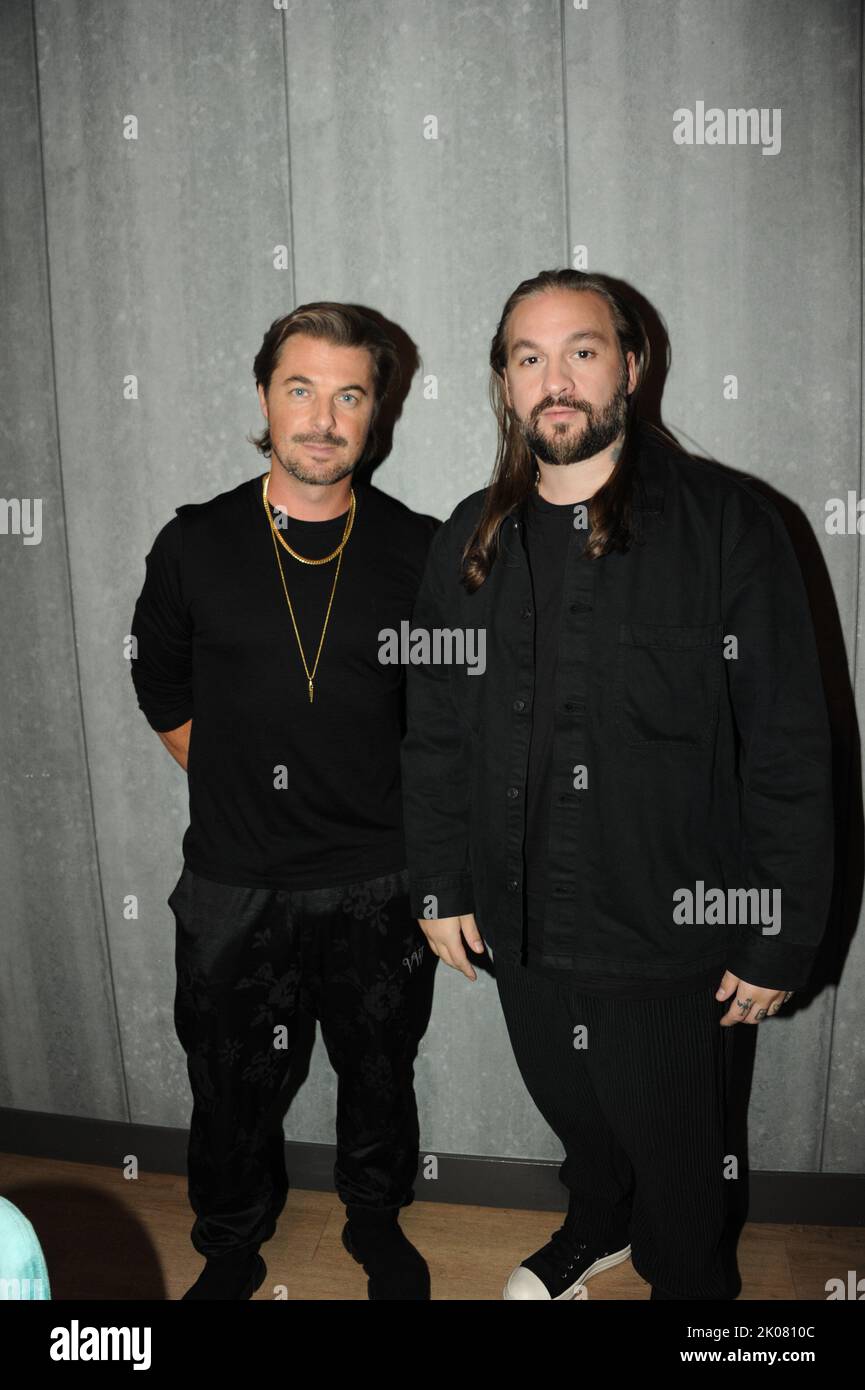 Swedish House Mafia bei ihrer IKEA Möbel- und Plattenspieler-Premiere ...