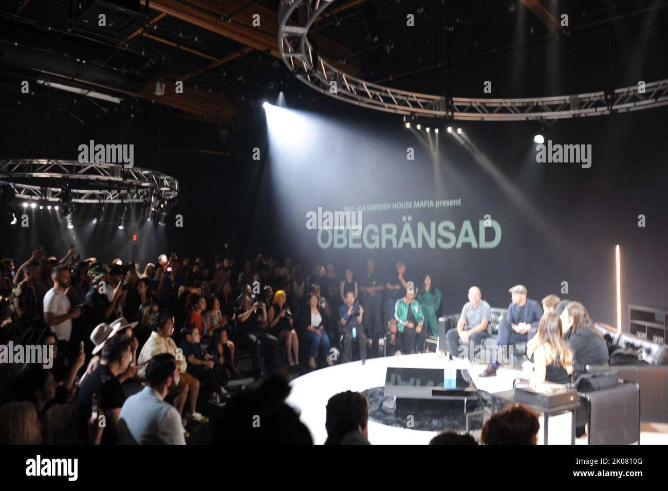 Swedish House Mafia bei ihrer IKEA Möbel- und Plattenspieler-Premiere ...