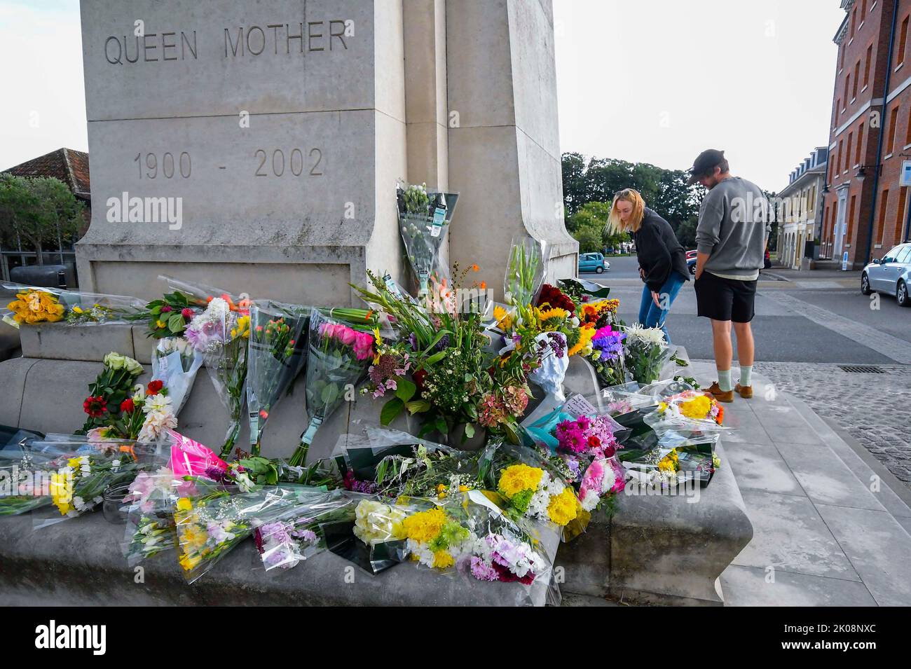 Poundbury, Dorset, Großbritannien. 10.. September 2022. Trauernde haben ...