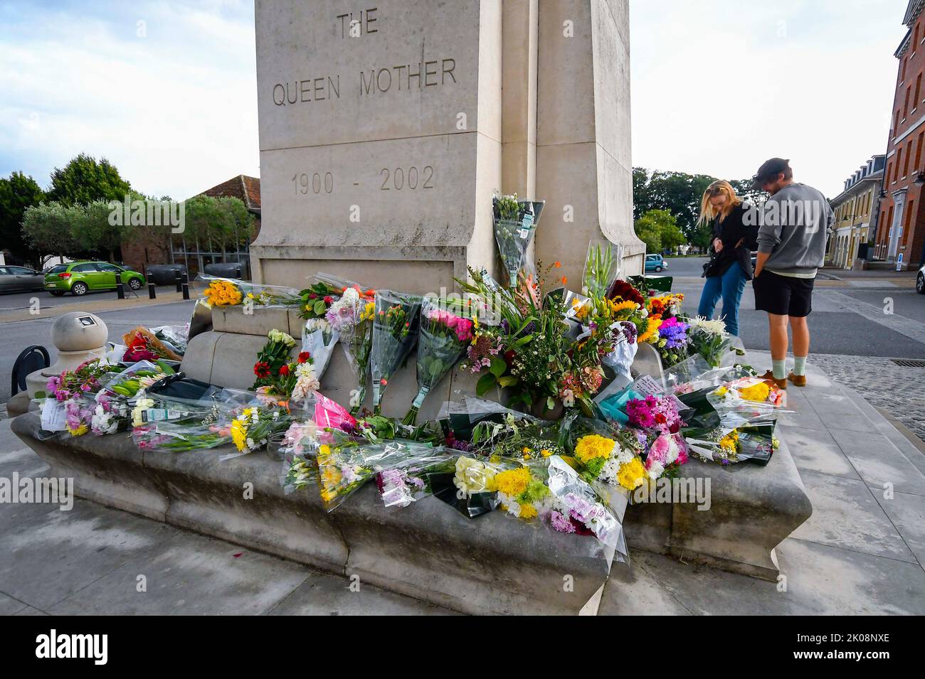 Poundbury, Dorset, Großbritannien. 10.. September 2022. Trauernde haben ...