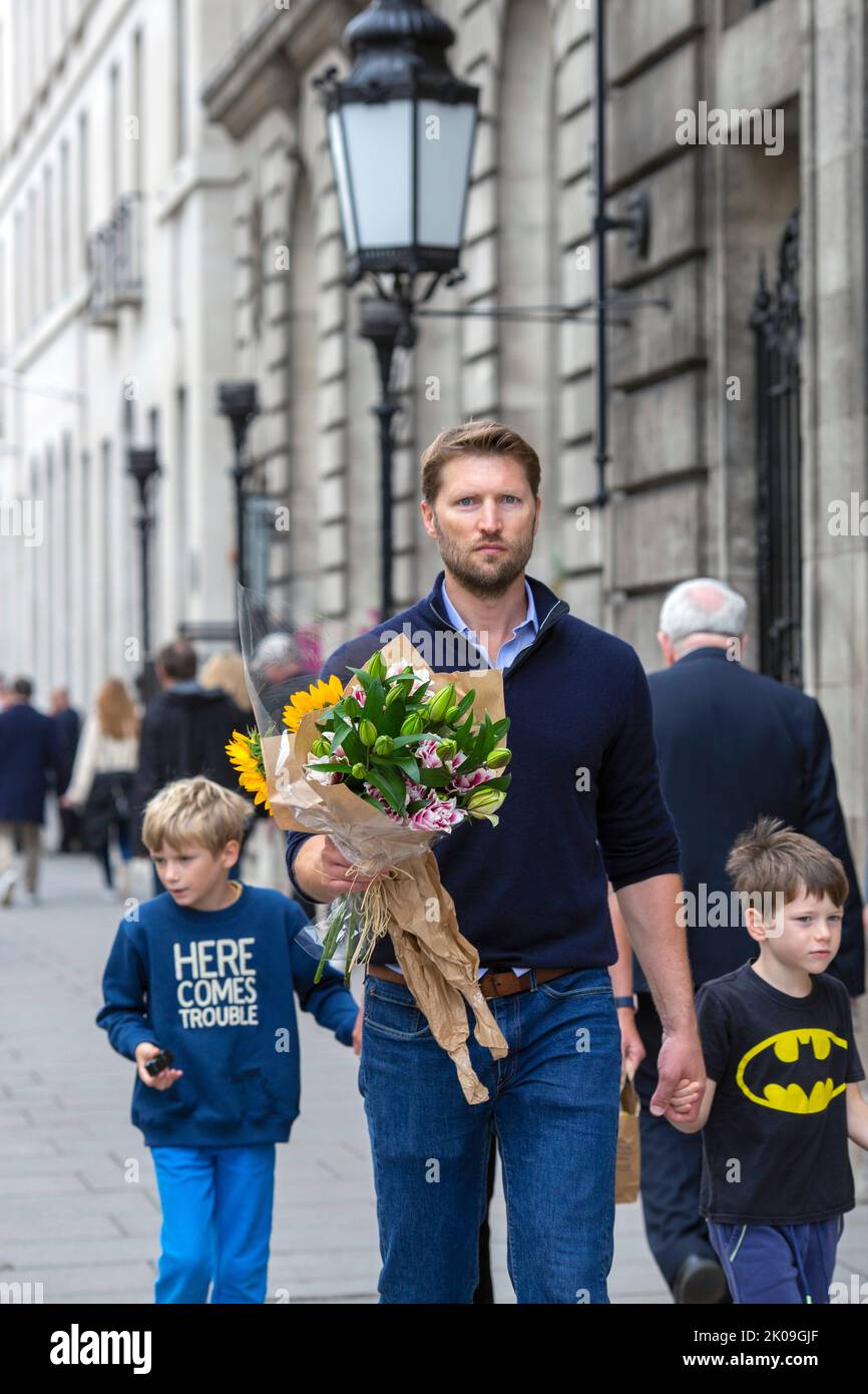 Per celebrare la morte di queen elizabeth -Fotos und -Bildmaterial in ...